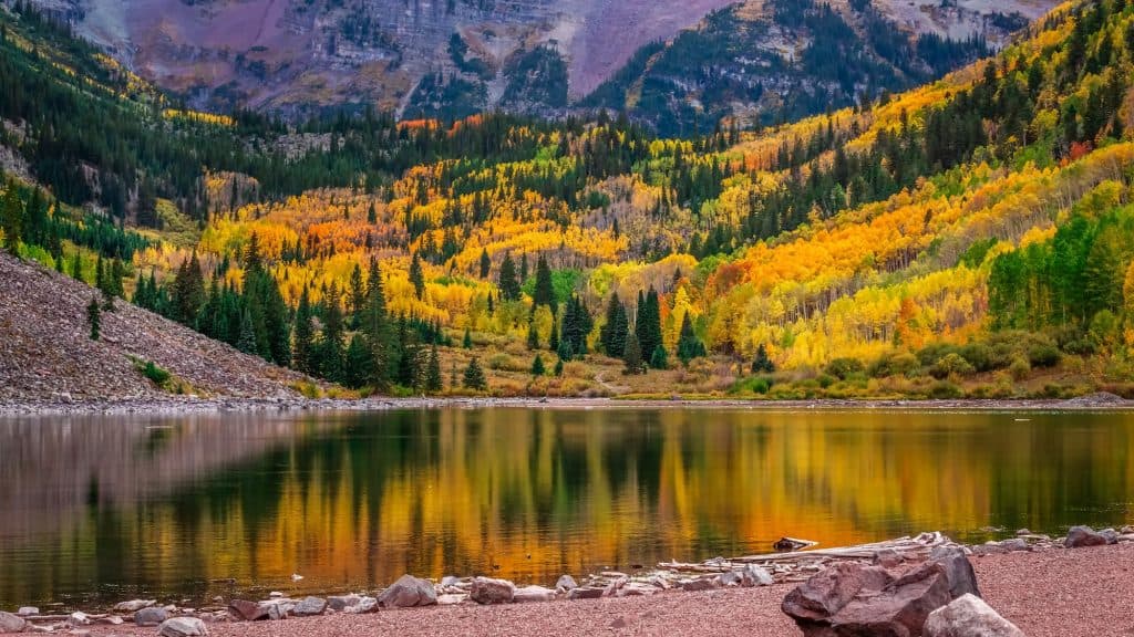 These Mountain Lakes Are So Beautiful They’ll Stop You in Your Tracks
